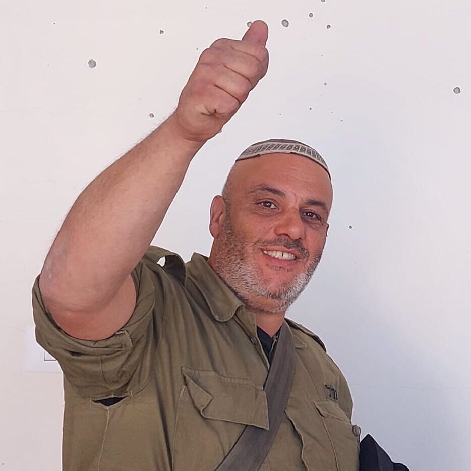 עסקים במדים - עסק במדים